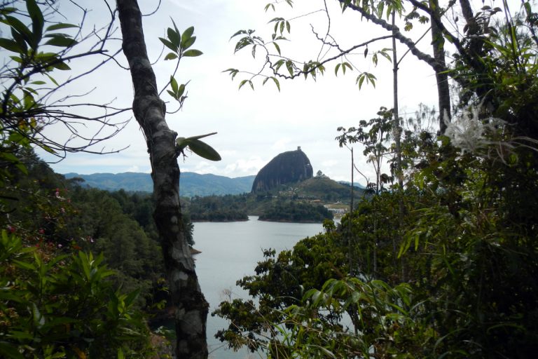 Guatapé het kleurrijke dorpje & de Giga-rots El Peñol (385m) - Colombia.nl